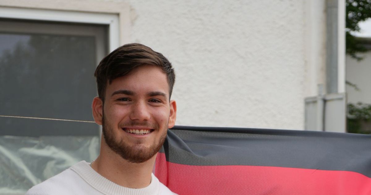 Dennis Seimen, portarul juniorilor Germaniei, așteaptă un semn de la ...