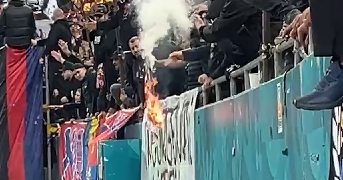Dinamo - FCSB. Ultrașii campioanei FCSB au dat foc unui fular alb-roșu ...