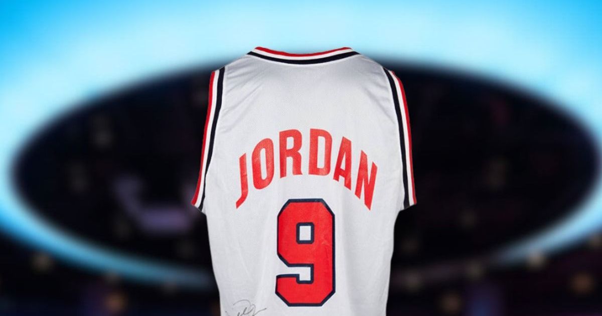 „AIR” JORDAN, HAINE DE MILIOANE. Două maiouri purtate de legendarul ...