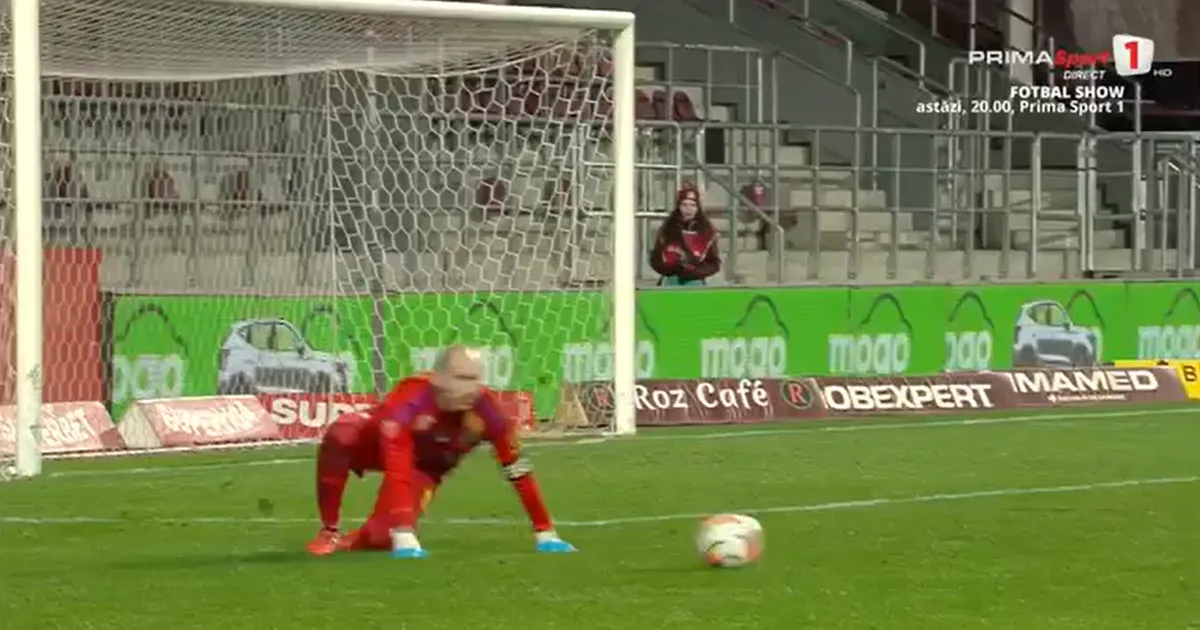 Gafă la Rapid - Slobozia. FOTO: Rusu a alunecat, Ankeye i-a furat ...