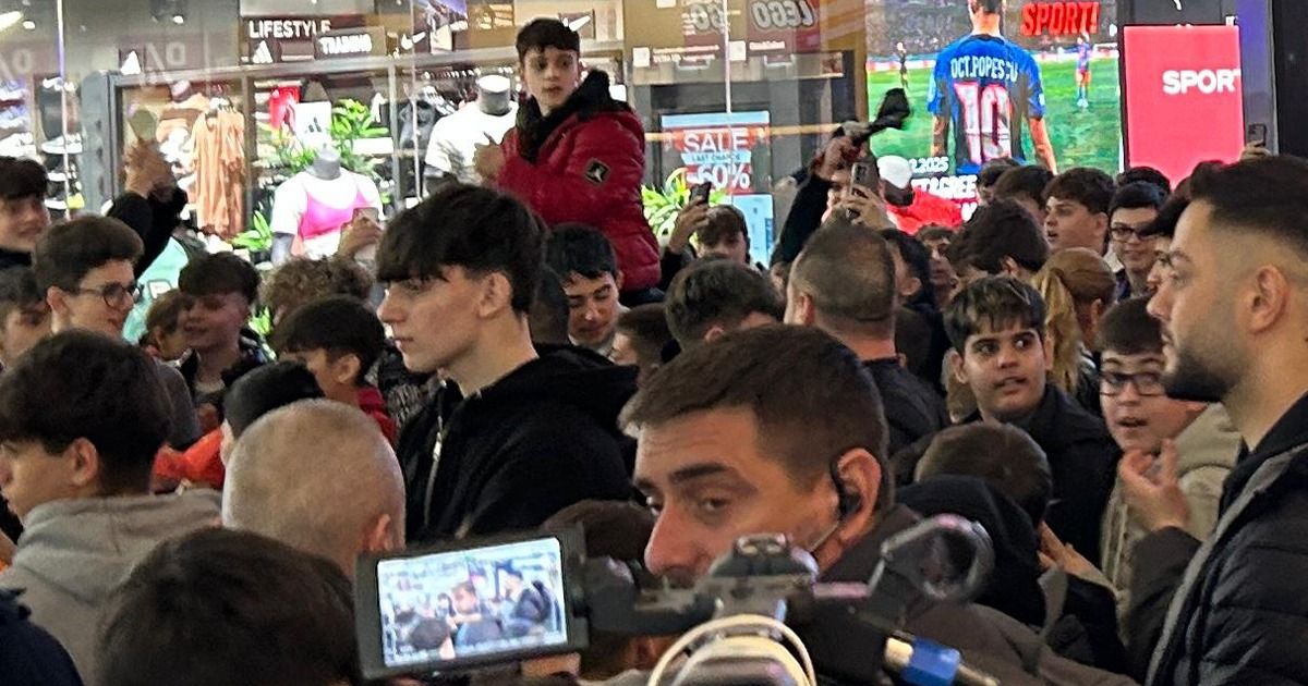 Scandări triviale în mall. Zeci de copii au scandat refrene vulgare ...