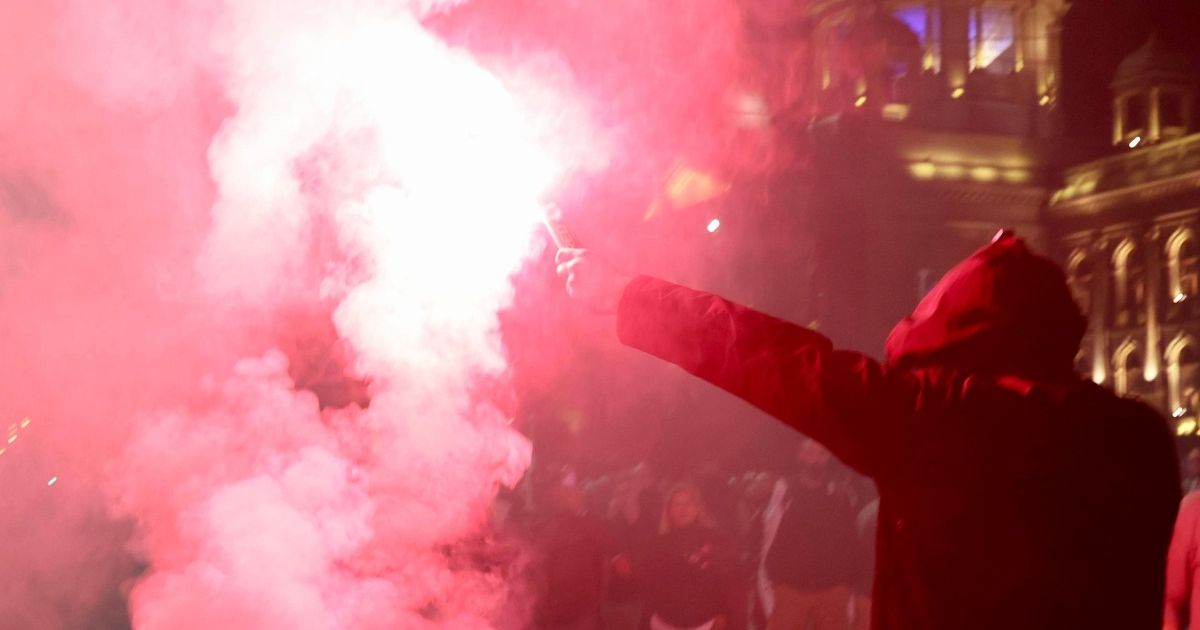 Ultrași plătiți să bată studenți. Fanii de la Steaua Roșie suprimă ...