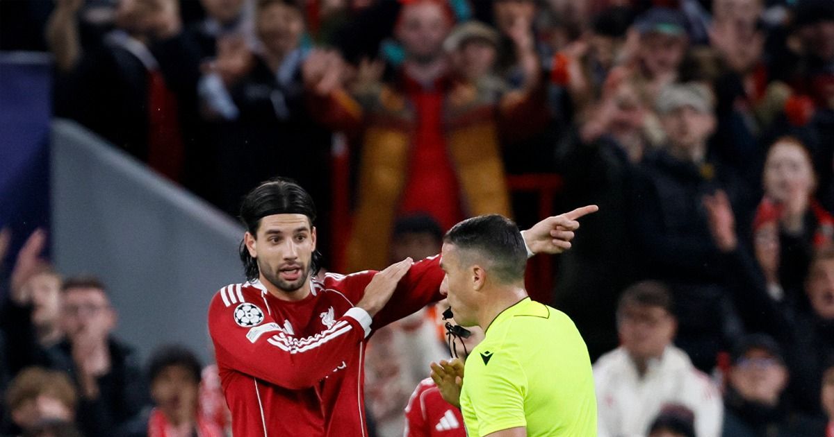 Controversă cu Istvan Kovacs. Patru minute a stat arbitrul să analizeze ...