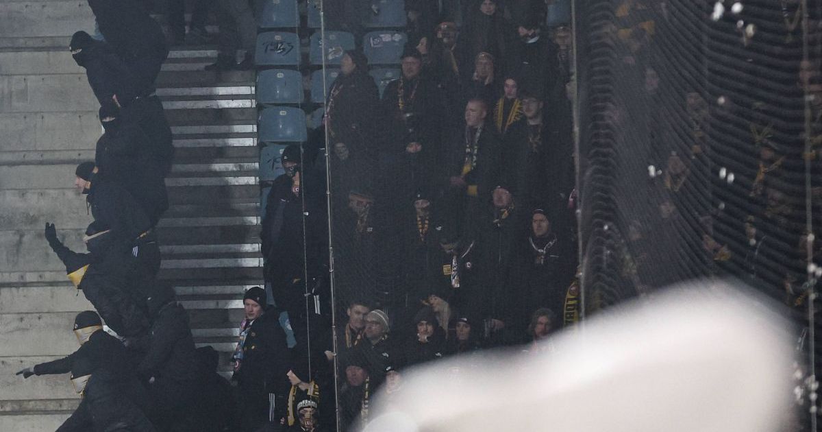 Polițiști răniți în derby! FOTO: Scene șocante în Bundesliga 2. Fanii ...