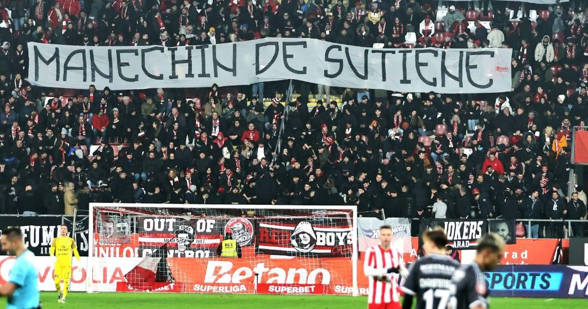 Bannere rasiste la UTA - Rapid / Arădenii au afișat mai multe mesaje ...