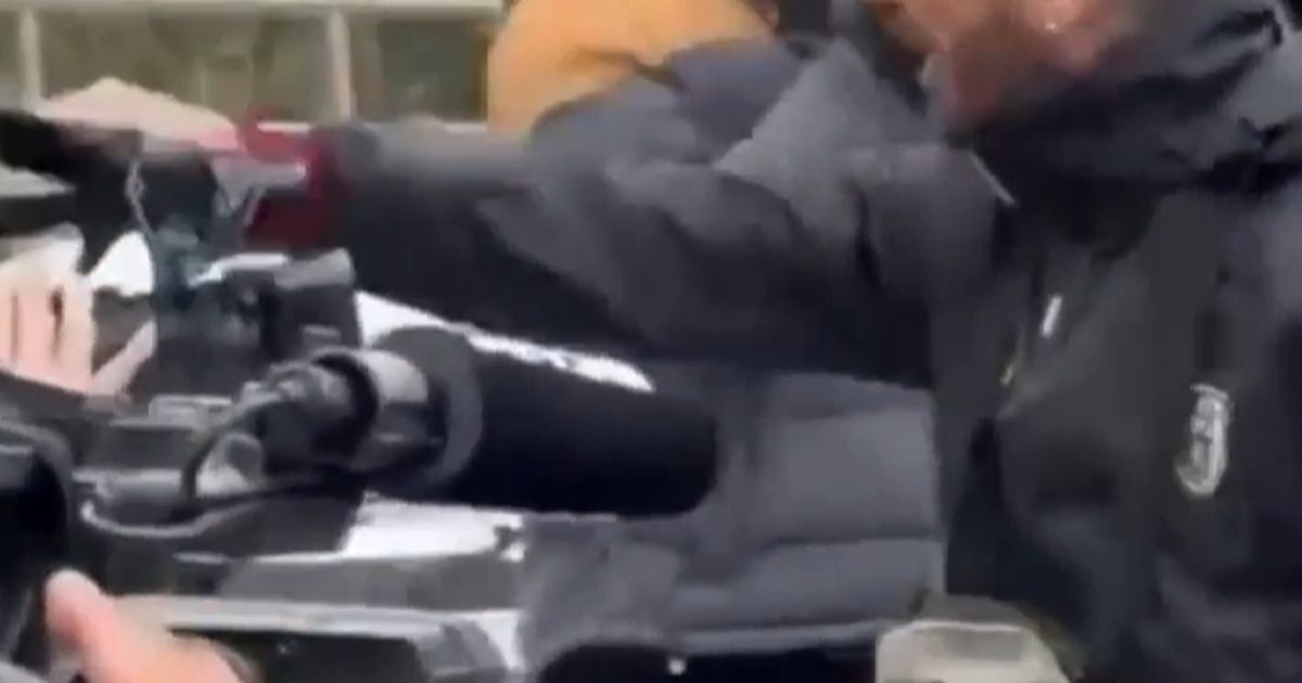 Un fan PAOK a lovit o cameră de filmat. Scene tensionate în fața ...