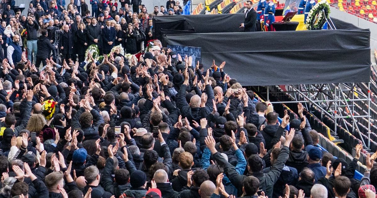 „Te vom iubi mereu”. Galeria lui Dinamo a scandat pentru Mircea Lucescu ...