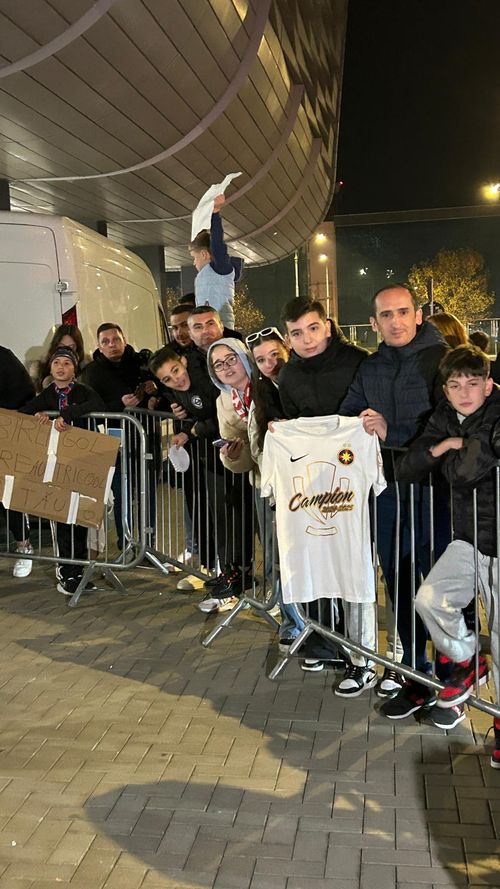 FCSB, asaltată de fani. FOTO+ VIDEO. 200 de fani au așteptat campioana, după meciul de la Sibiu ...